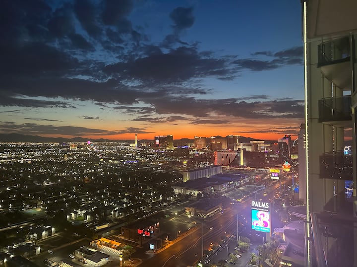 1 Bedroom 1.5 Bath Private Condo In Palms Place - Henderson, NV