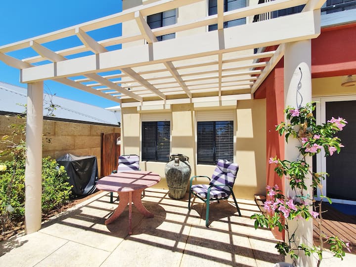 ***Unique Port Bouvard*** Beach House + Breakfast - Mandurah