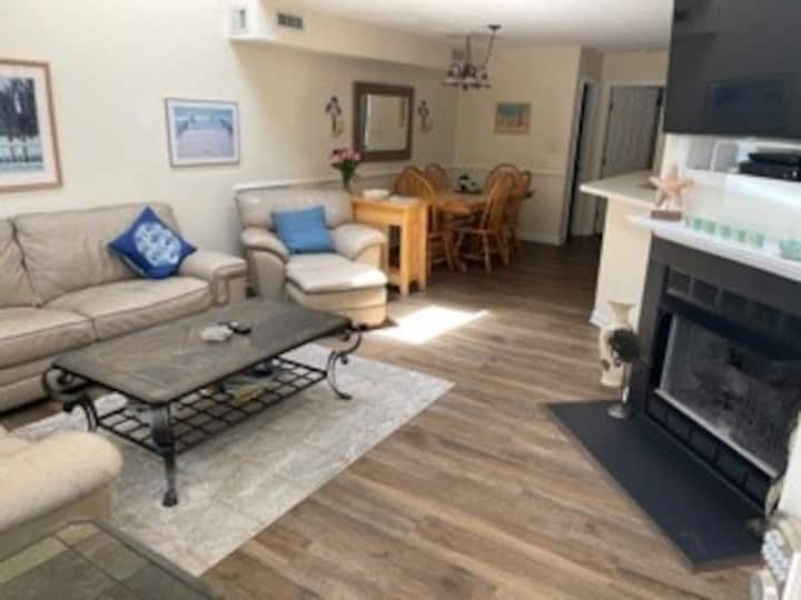 Spacious Beach Townhouse - Virginia Beach, VA