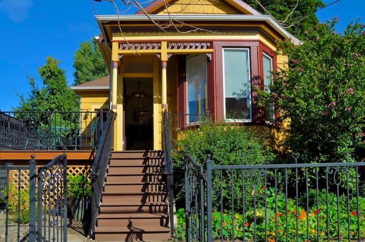 Cozy Williams Ave Victorian. 
 Walk To Everything! - Portland, OR