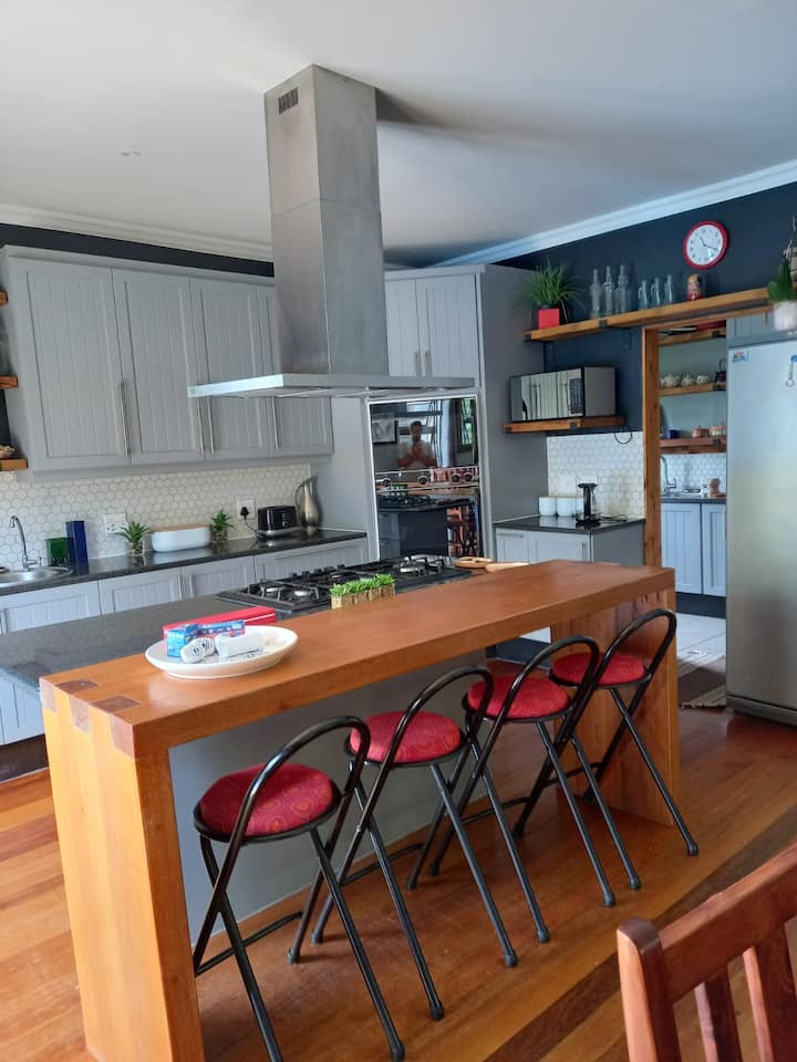 Sunny & Spacious Family Home In Nahoon - East London