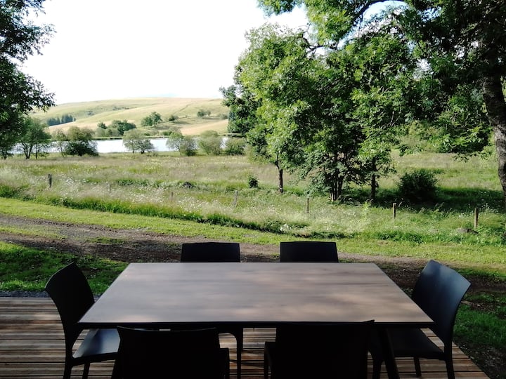 Gîte à 1200m En Pleine Nature Avec Vue Sur Le Lac - Lac de Montcineyre