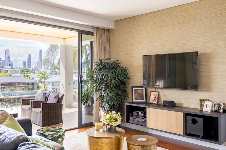 Spacious Room Tv In Resort Style Waterfront Home - 
