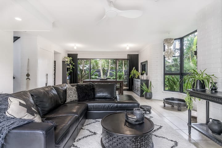 Beachside Villa - Private Room Balcony & Bathroom - Byron Bay