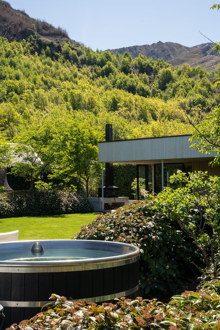 Arrowtown Architect's House, Outhouse And Garden - Arrowtown