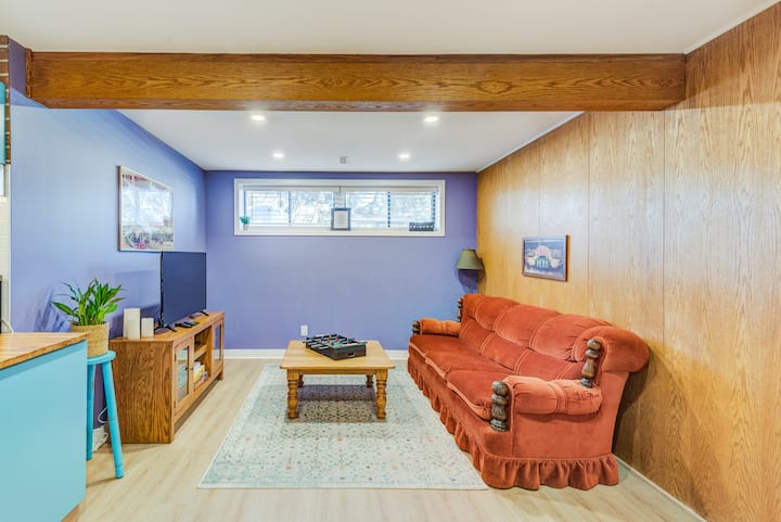 Comfortable & Beautiful Friends Inspired Airbnb! - Calgary