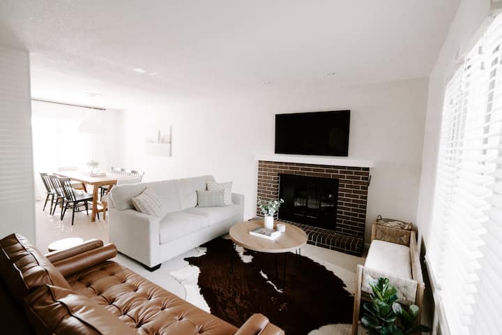 New Ames Getaway - Centrally Located, Sleeps 8 - 艾姆斯