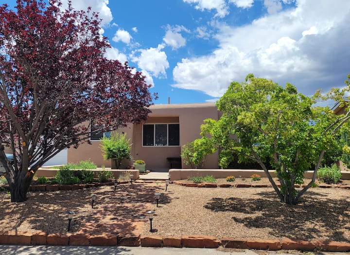 Charming, Bright Santa Fe Home - Near Meow Wolf - Santa Fe, NM