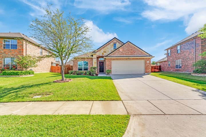 Cheerful 4-bedroom Home With Community Pool ! - Frisco, TX