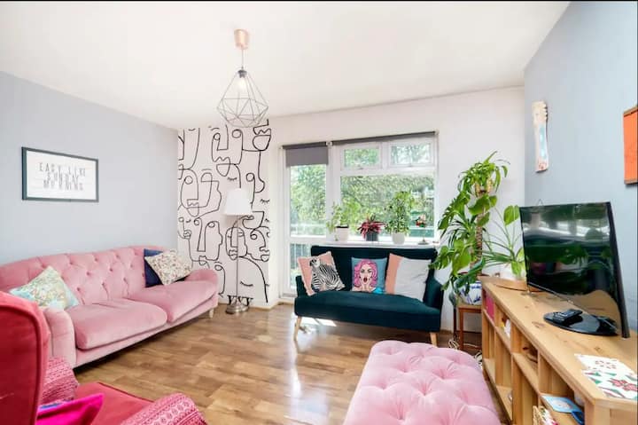 Light Spacious Apartment, Close To Underground - London