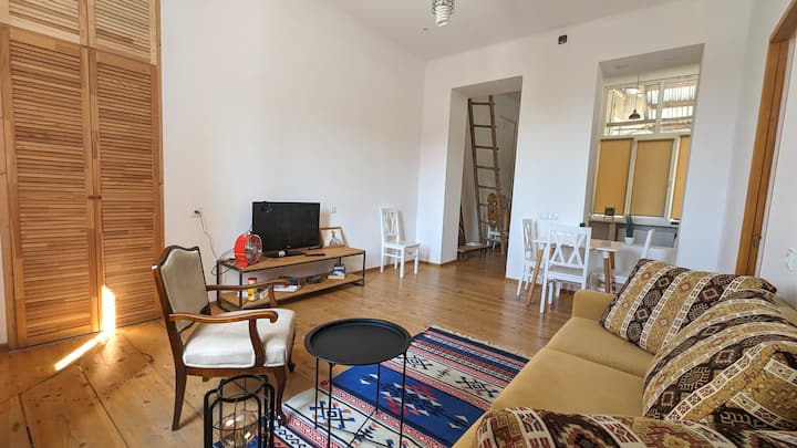 Sunny And Cozy Apartment Near Rustaveli Avenue - Tbilisi