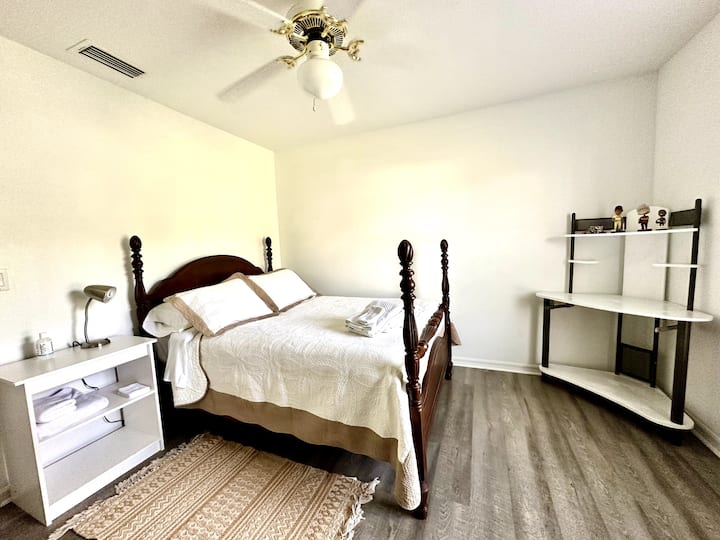 Wi-fi & Power After Milton! 2 Twin Beds - Sebring, FL