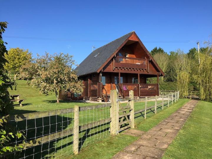 Whistley Farm  Lakeside Lodges With Fishing Lakes & 4 Hole Pitch & Putt Golf - Wiltshire