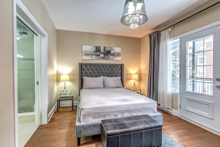 Luxury 2 Bedroom, 2 Bath Condo , 2 Balconies, Hi Speed Wifi With Free Parking - Montreal