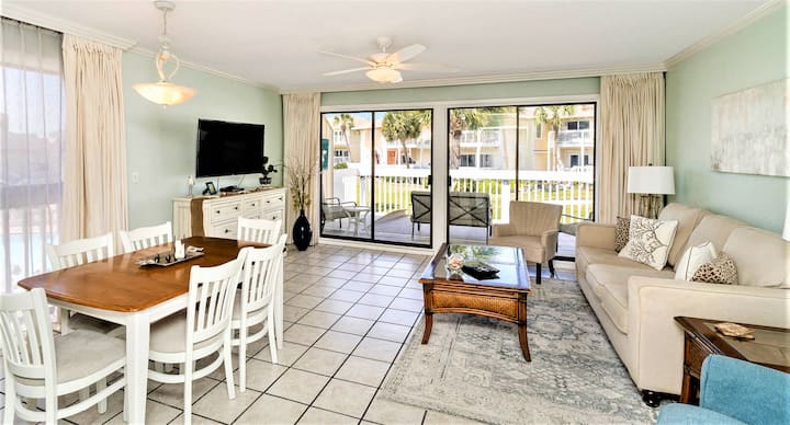 Beachfront Resort, Overlooks The Pool - Destin, FL