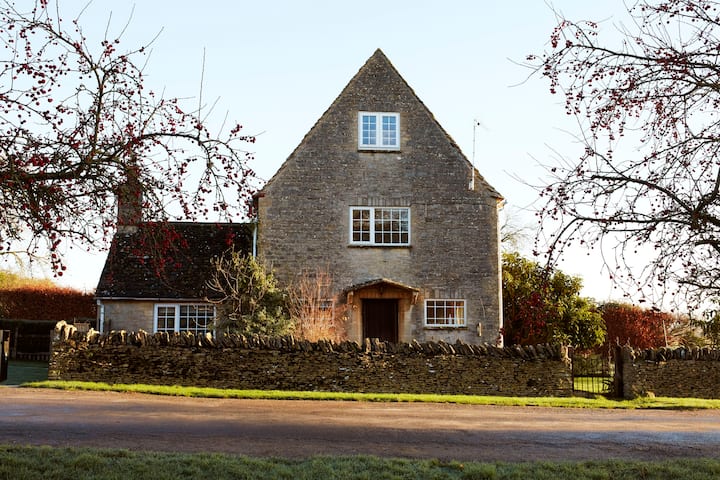 Stable Cottage, Oxleaze Farm, Filkins - Cotswold Wildlife Park & Gardens