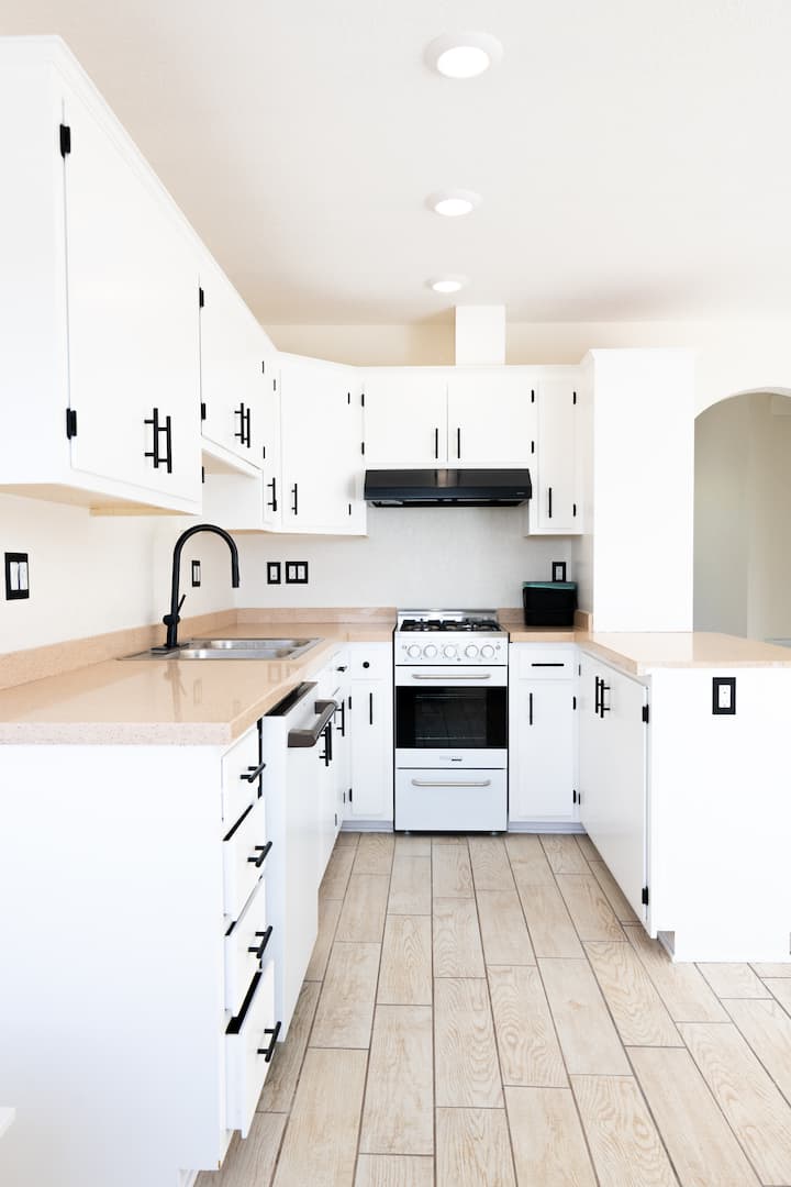 1 Bedroom Unit W Mountain Views - Isla Vista, CA