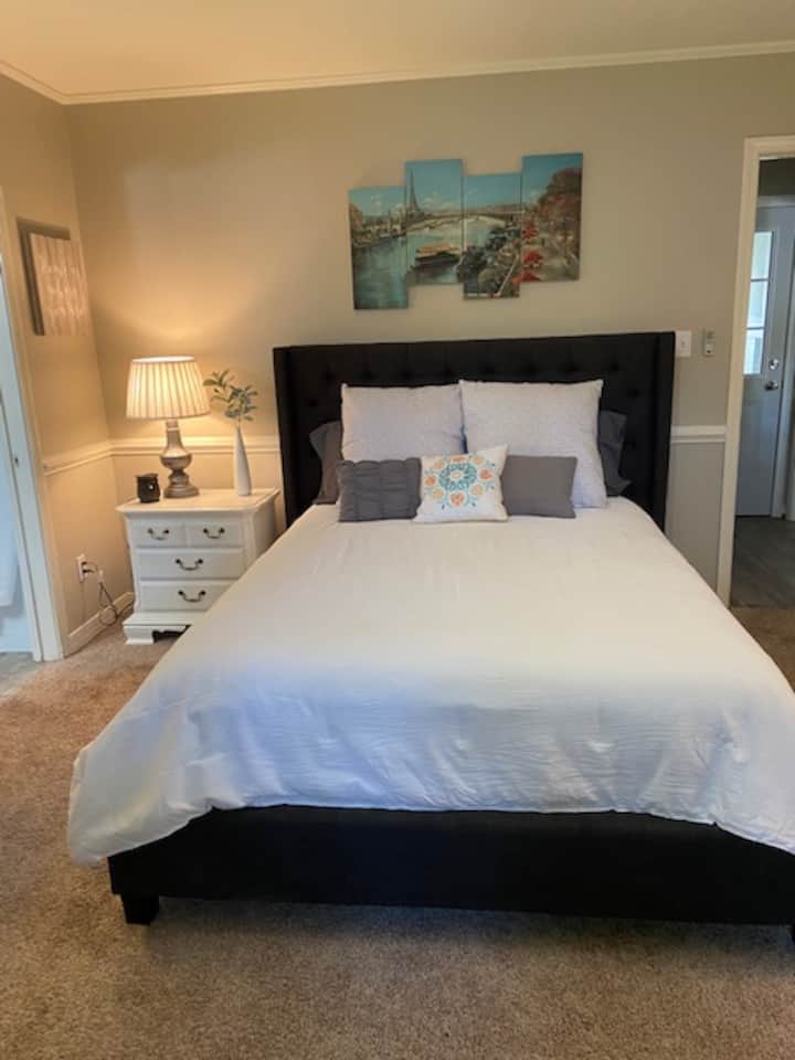 Cheerful Bedroom & Bath * Great Youree Location - Shreveport, LA