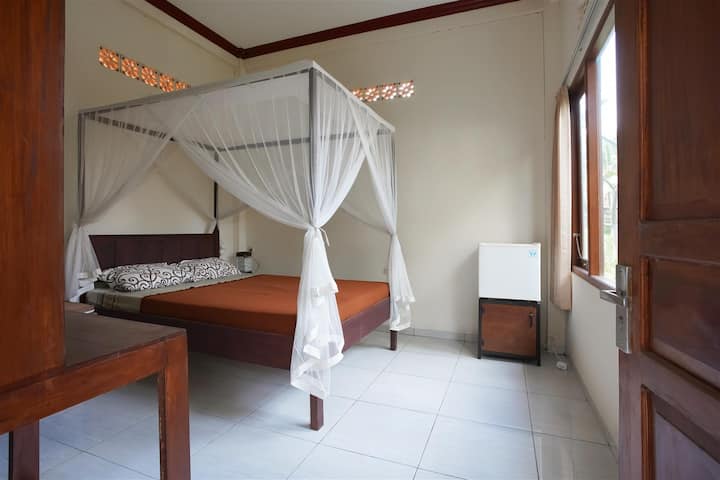 Danu Guest House, Temple Room In Artist's Garden - Bali