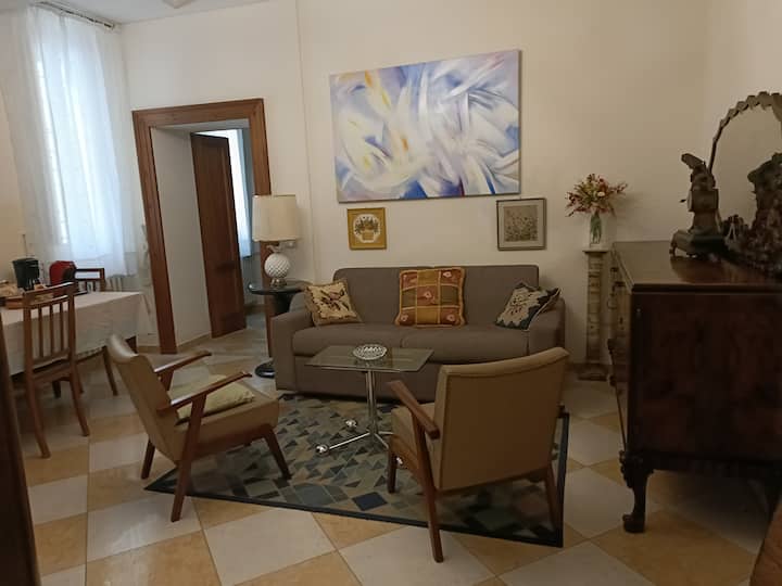 Casa Di Gabriella-decò,
1 Parcheggio Interno - Mantua