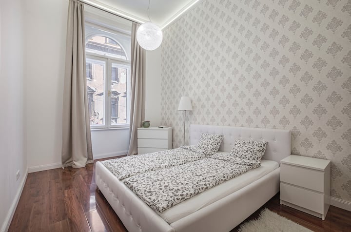 Luxury Art Deco Flat With Balcony - Budapest