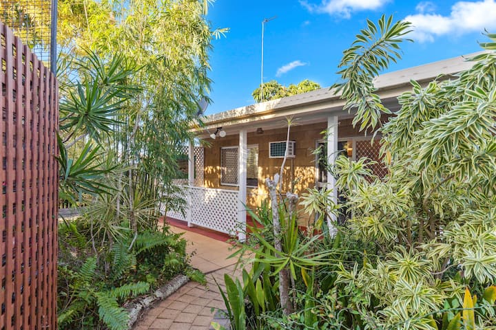 Relaxed Urangan Living At The Poolside Bungalow - Hervey Bay