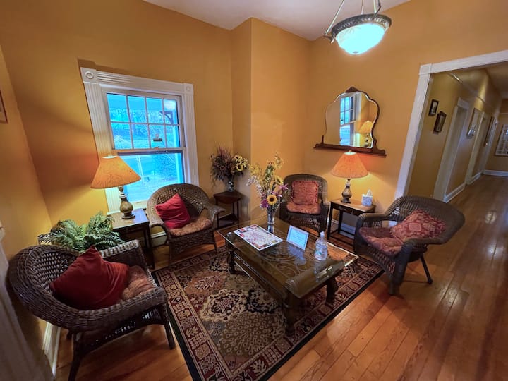 Victorian Cottage Downtown - "Blue Room" - Asheville, NC