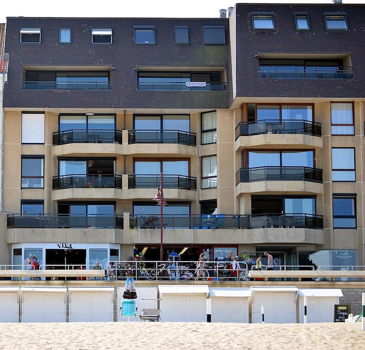 A La Plage En Un Seul Pas - De Haan