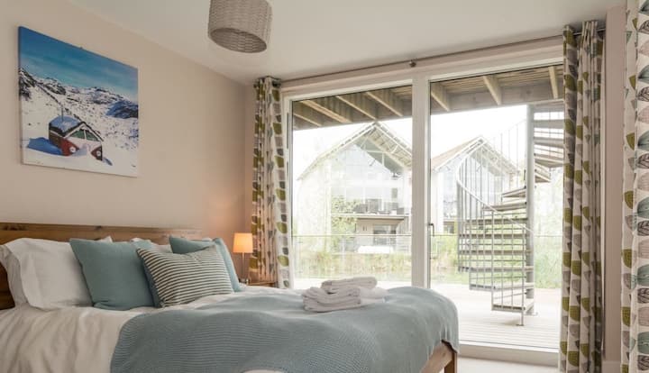 Celandine Lakeside House, Swimming Pools & Spa - Cotswolds