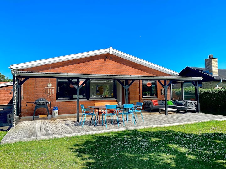 Gammelt Fiskerhus Med Lukket Sydvendt Have - Skagen