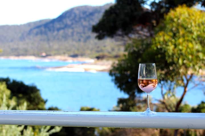 Bicheno Beach Bungalow: Beautiful Waterfront Pad! - Bicheno