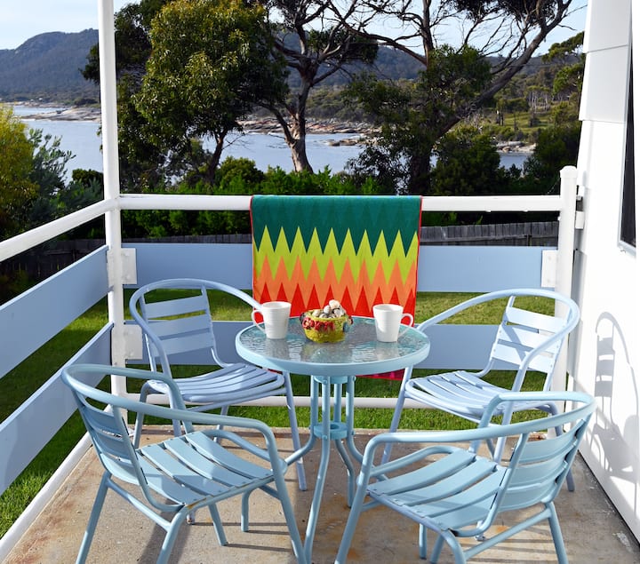 Bicheno Beach Bungalow: Beautiful Waterfront Pad! - Bicheno