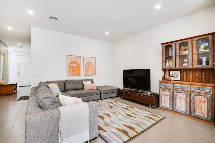 Stylish, Modern, And Full Of Light - Burwood Home - Notting Hill