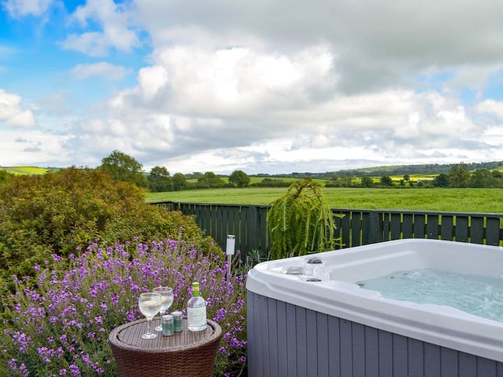 Excellent Large Cottage, With Hot Tub Near Tenby. - Pembrokeshire