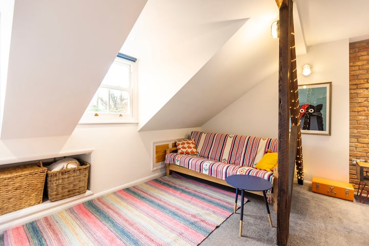 Free Parking & Sleeps 6 In Self-contained Loft - York