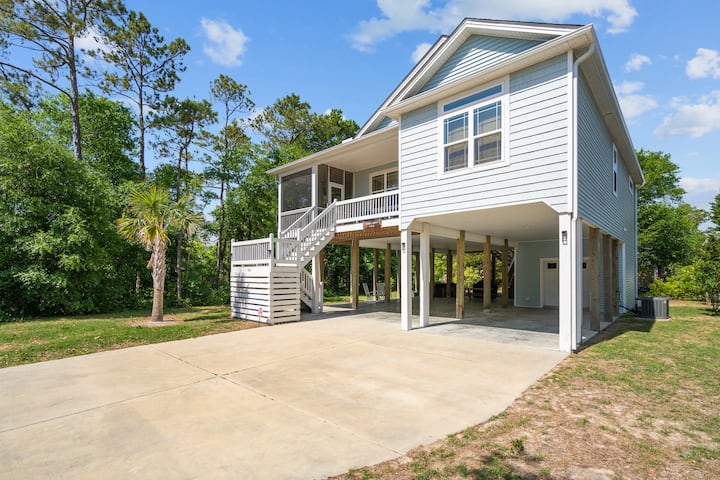 Relaxing Screened Porch, Hot Tub And Walk To Beach - Oak Island, NC