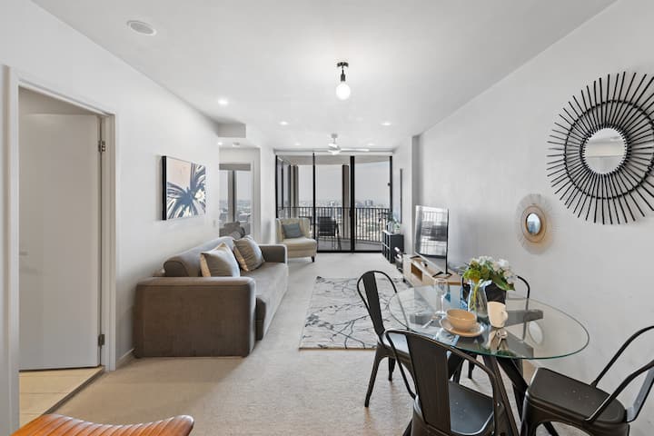 Sky-high Residence: 2bed 2bath +Free Parking - Brisbane