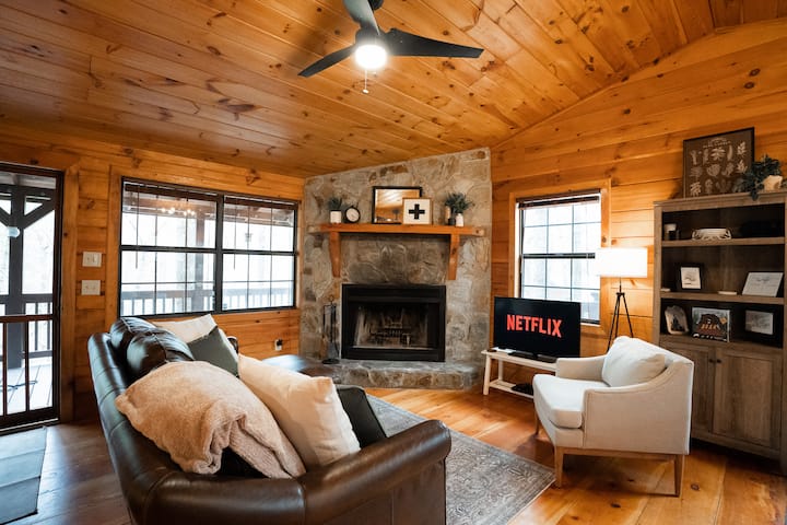 Cozy Romantic Retreat | Private Hot Tub + Firepit - Georgia, GA