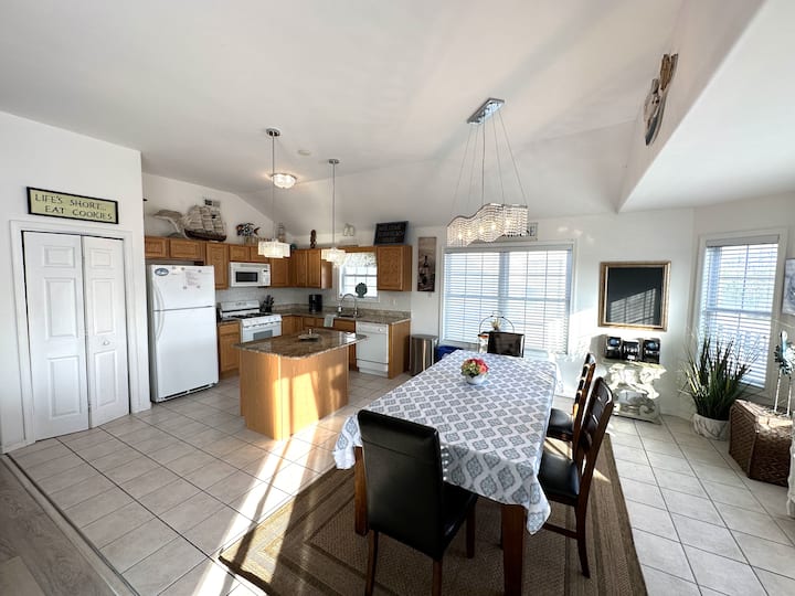 Spacious Beach Chic Condo With Water Views - Wildwood, NJ