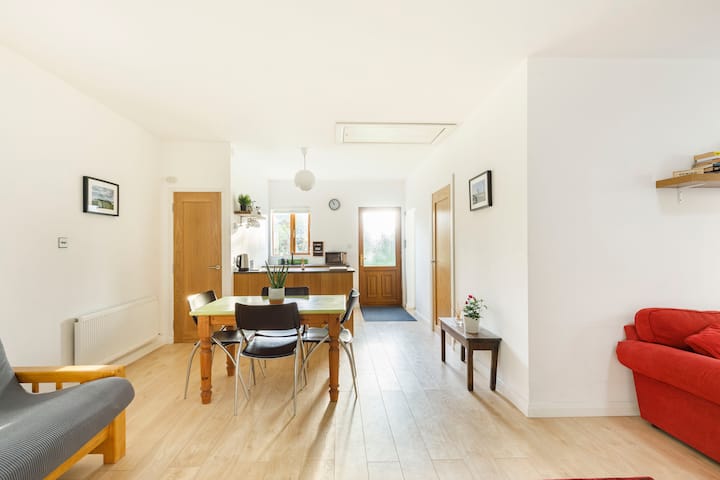 Bright And Spacious Apartment, Safe Secure, Clean - Oranmore