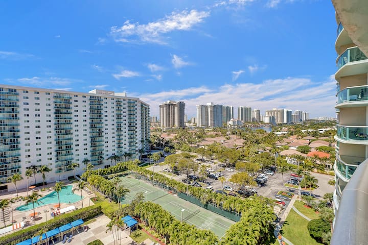 Intracoastal View, Walk To Beach, Parking Included - Sunny Isles Beach, FL