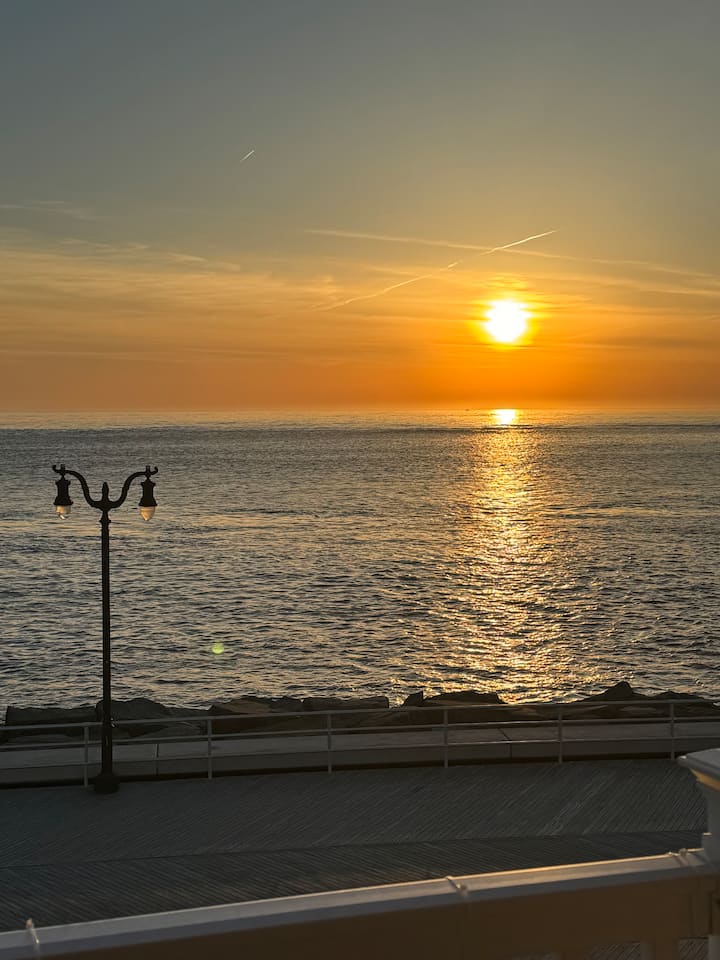 Ocean Front In Atlantic City. - Atlantic City, NJ
