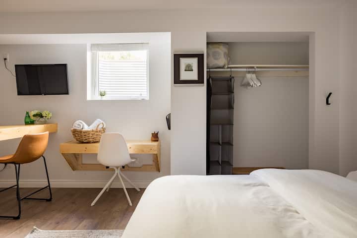Entire Studio Close To Universities - Waterloo, ON, Canada