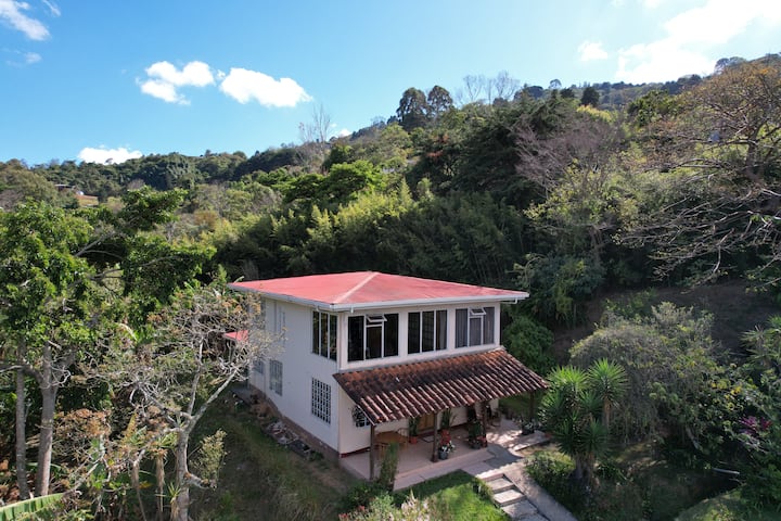 Mountain House With Scenic Views | San José - Costa Rica