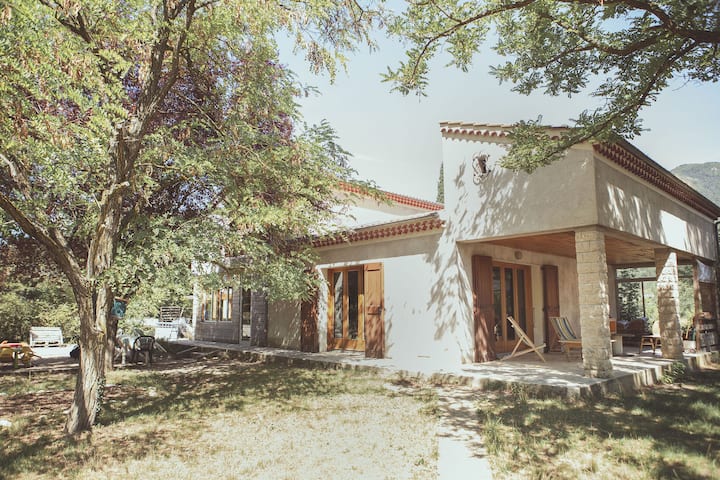 Grande Maison Avec Immense Terrain Arboré - Die