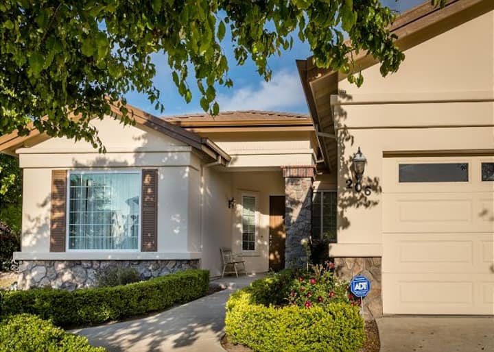 Ritz Del Rio-your Spacious Downtown Retreat! - Paso Robles, CA