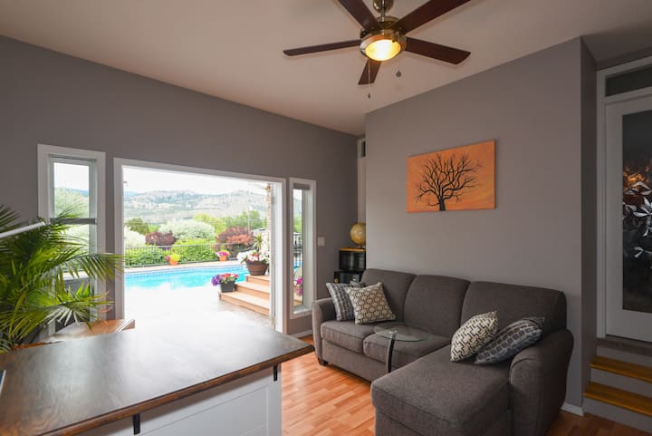 Skylight Room At Uncorked Bed & Breakfast - Oliver