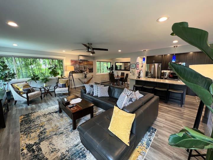 Latona Penthouse Suite With A/c And Parking! - Seattle, WA