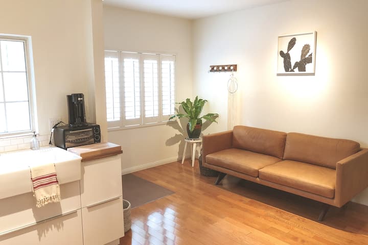 Natural Light Guest Space - Los Angeles, CA