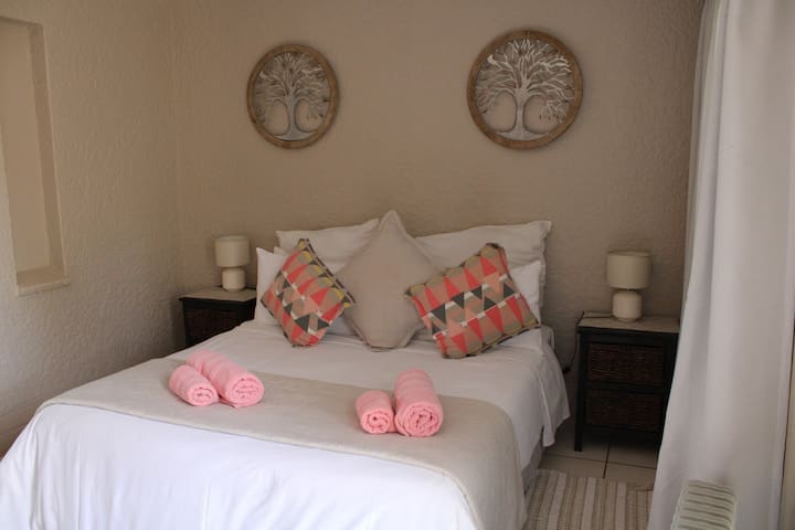 2 Sleeper Room5 Self Catering Honey Lodge Dinokeng - Hammanskraal